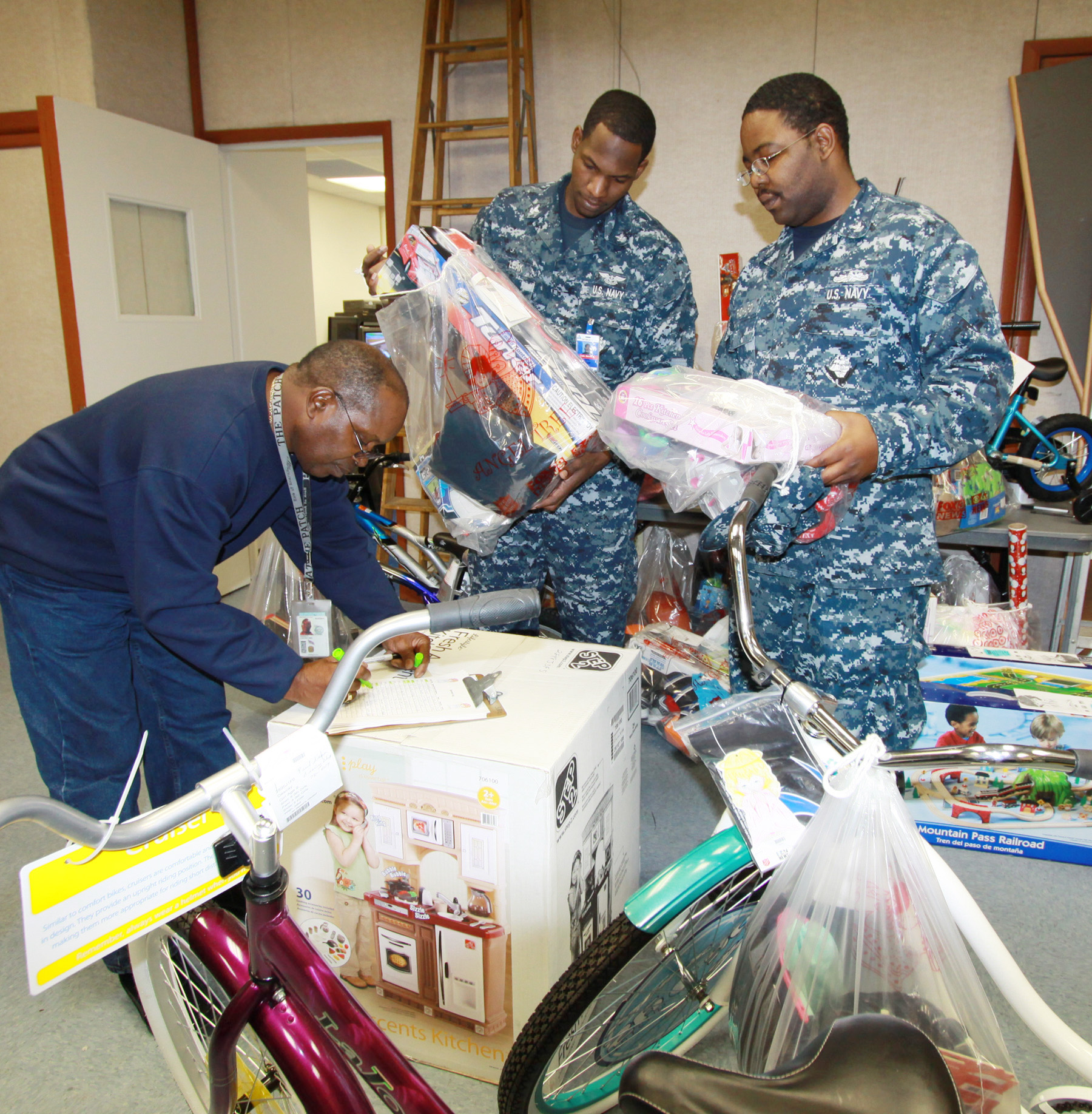 FRCSE delivers joy to Christmas ‘Angels’ | NAVAIR
