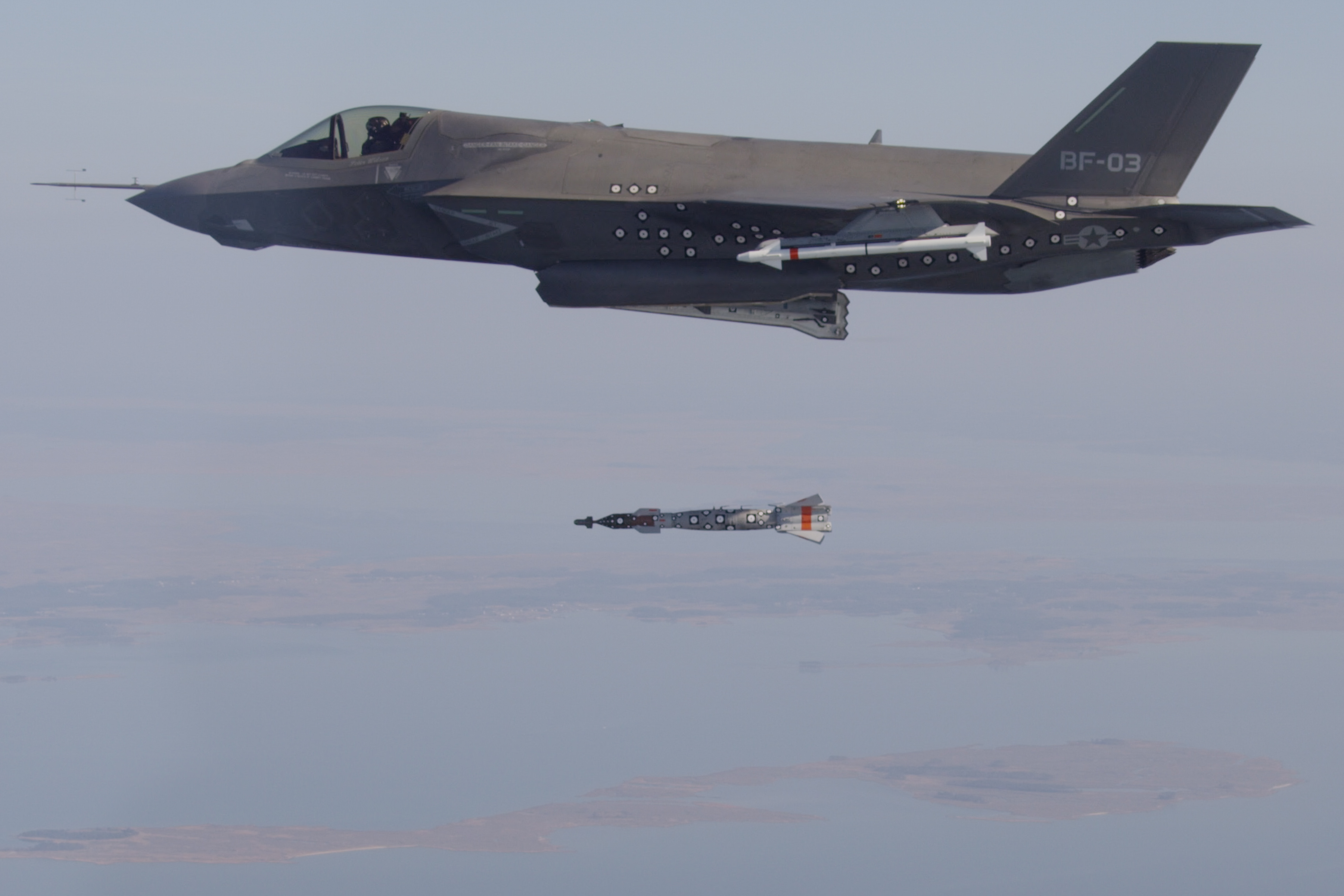 F-35B completes second airborne weapons separationLightning II executes ...
