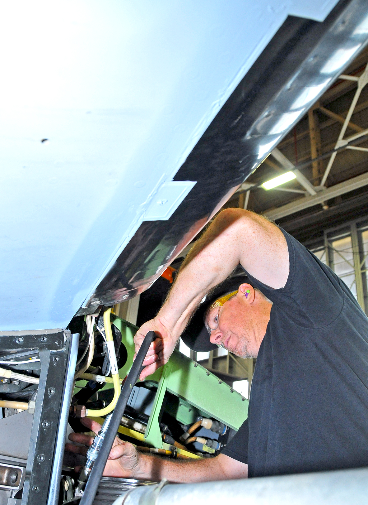 OJT: Op teaches use of new kit while accomplishing needed repair on V ...